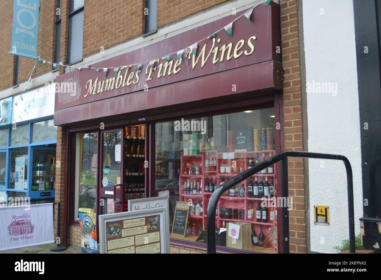 Mumbles street scene hi-res stock photography and images - Alamy