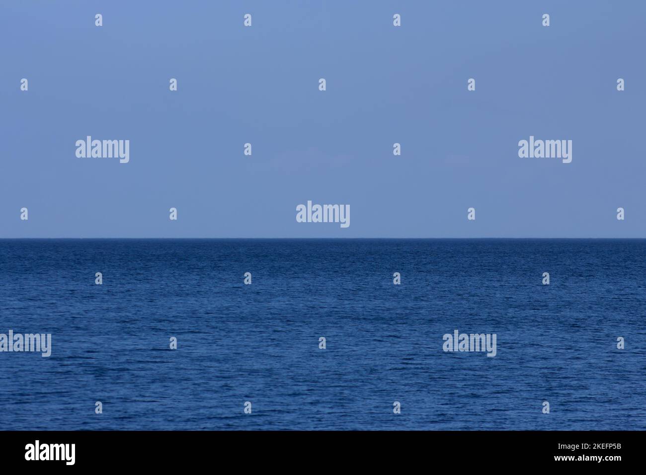 Blue horizon where the cloudless sky and the blue sea converge Stock ...