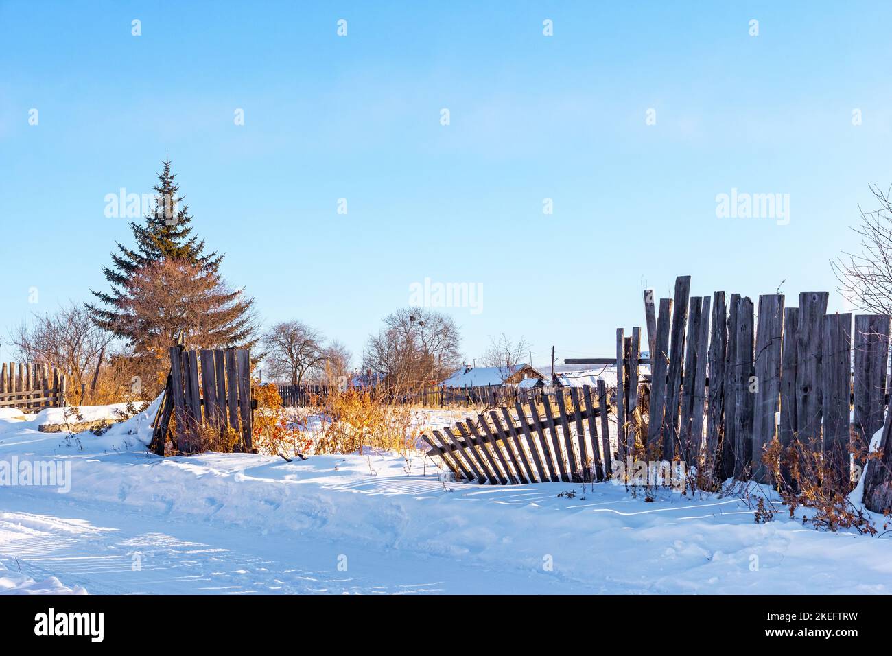 Snow covered rustic fence hi-res stock photography and images - Alamy