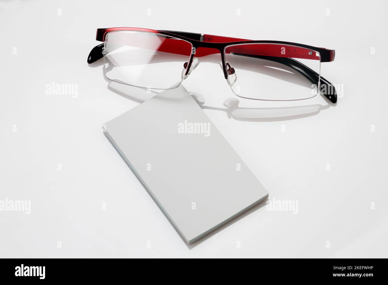Blank business card with eyeglasses for mockup Stock Photo - Alamy