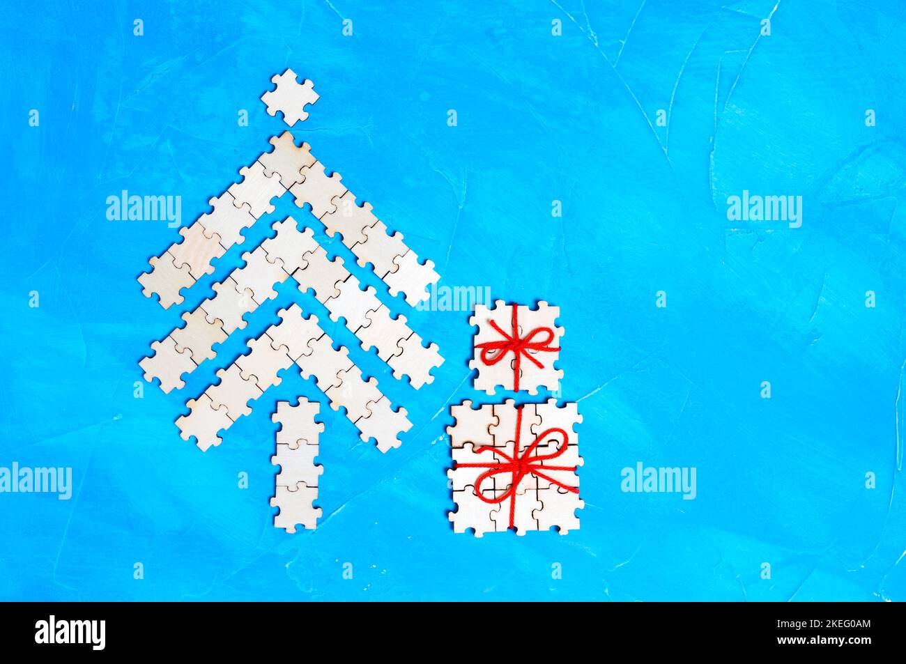 Christmas tree and presents flat-lay arranged from jigsaw puzzle pieces ...