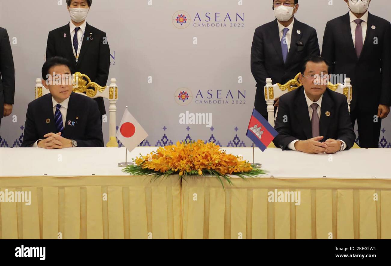 Cambodia's Prime Minister Hun Sen (R) meets Japan's Prime Minister ...