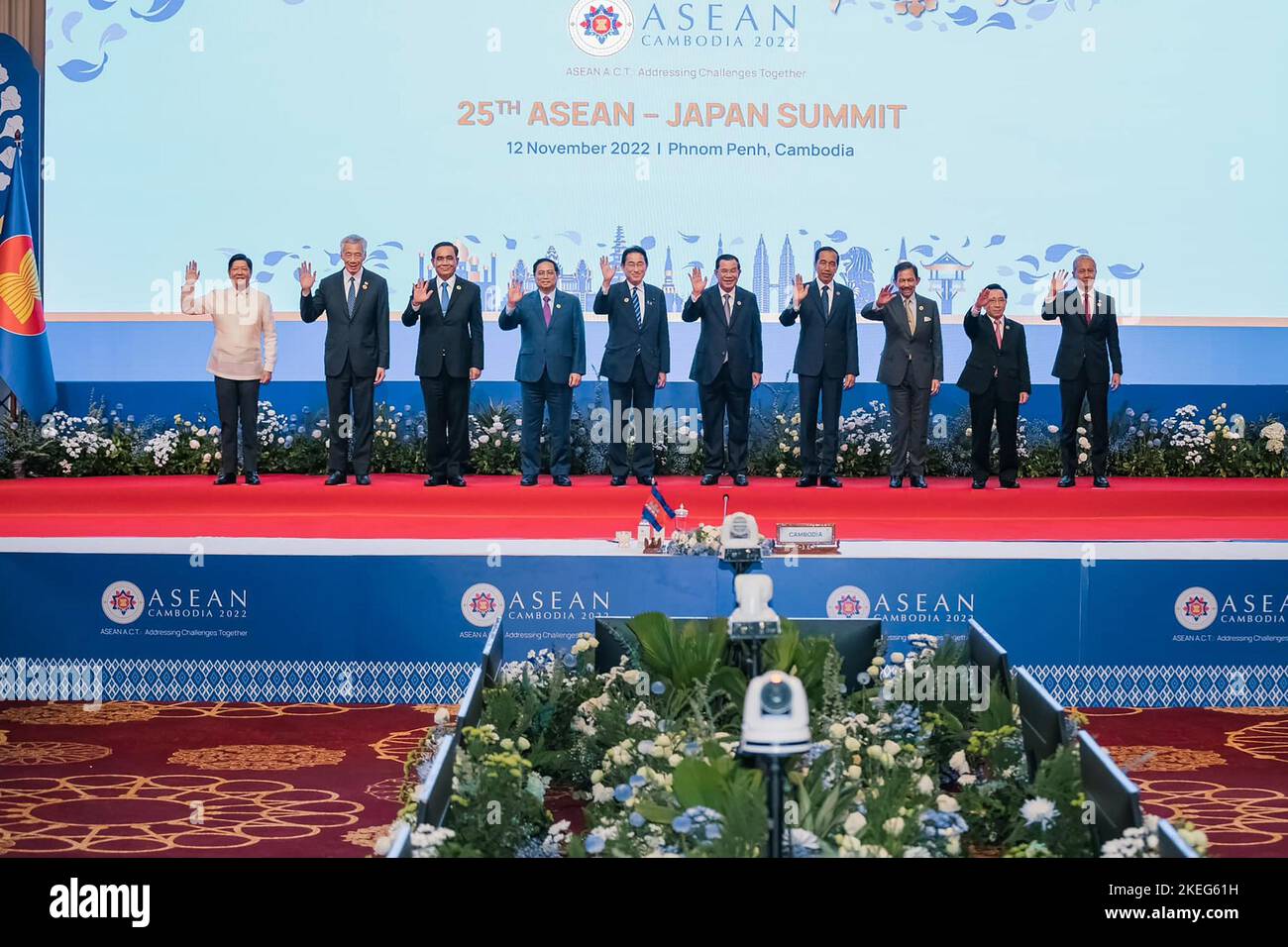 (L-R) Philippines' President Ferdinand Marcos Jr, Singapore's Prime ...