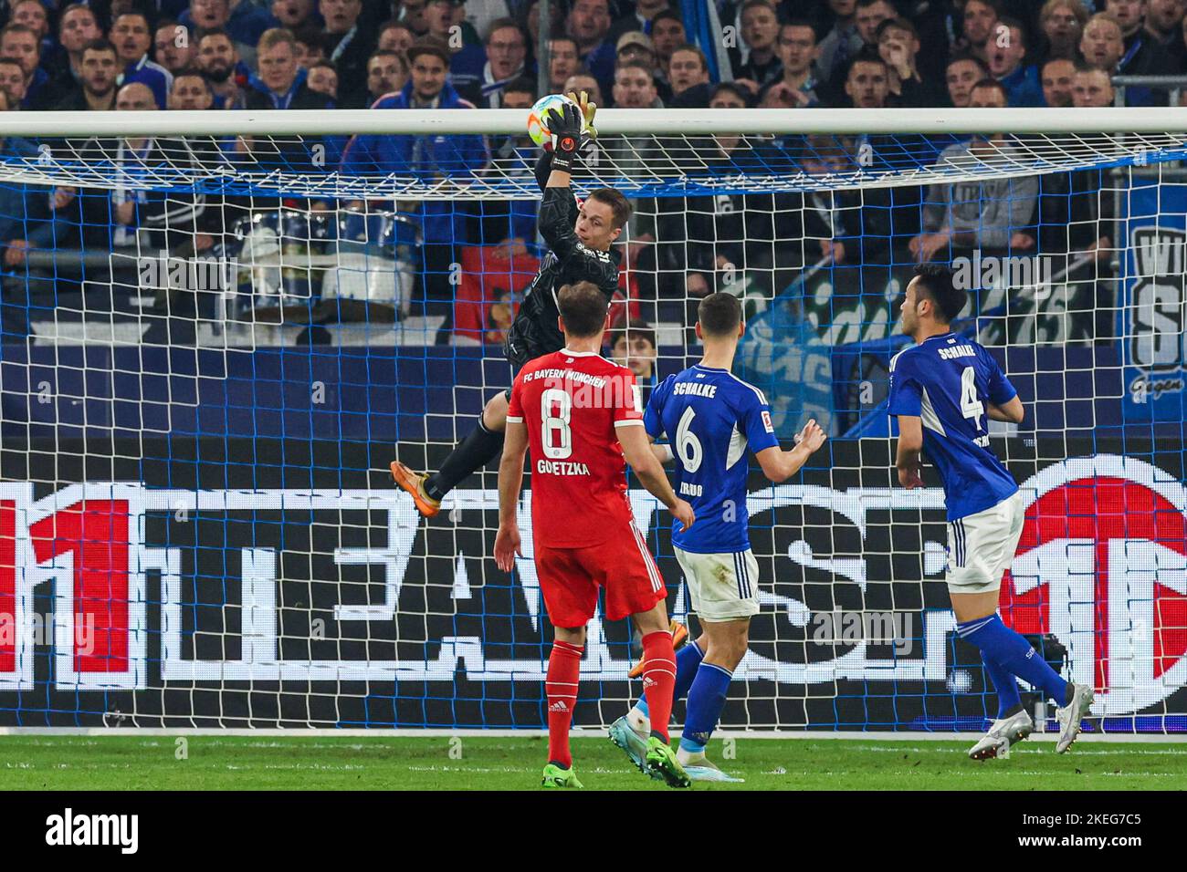 GELSENKIRCHEN, GERMANY - NOVEMBER 12: goalkeeper Alexander Schwolow of ...