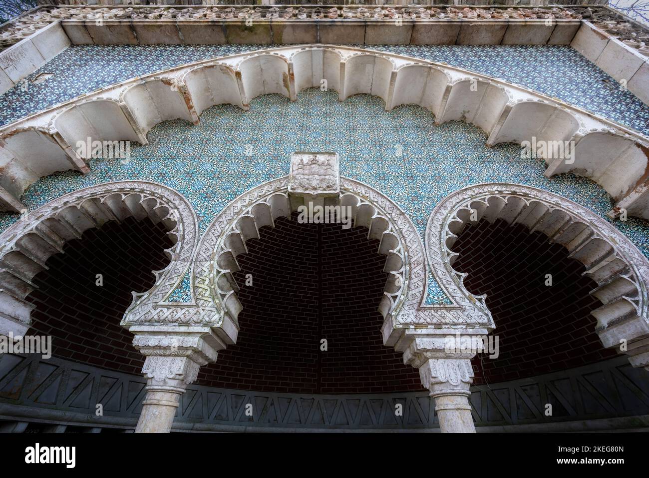 Moorish architecture water fountain hi-res stock photography and images ...