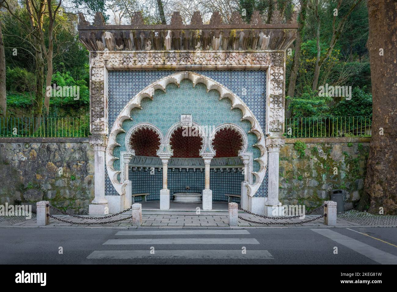 Moorish architecture water fountain hi-res stock photography and images ...