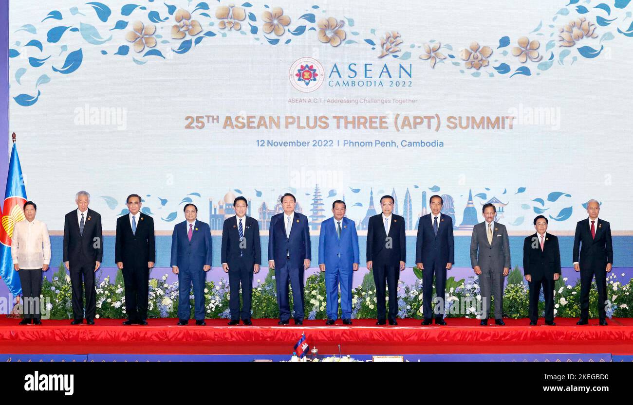 Phnom Penh, Cambodia. 12th Nov, 2022. Chinese Premier Li Keqiang poses for a group photo with ...