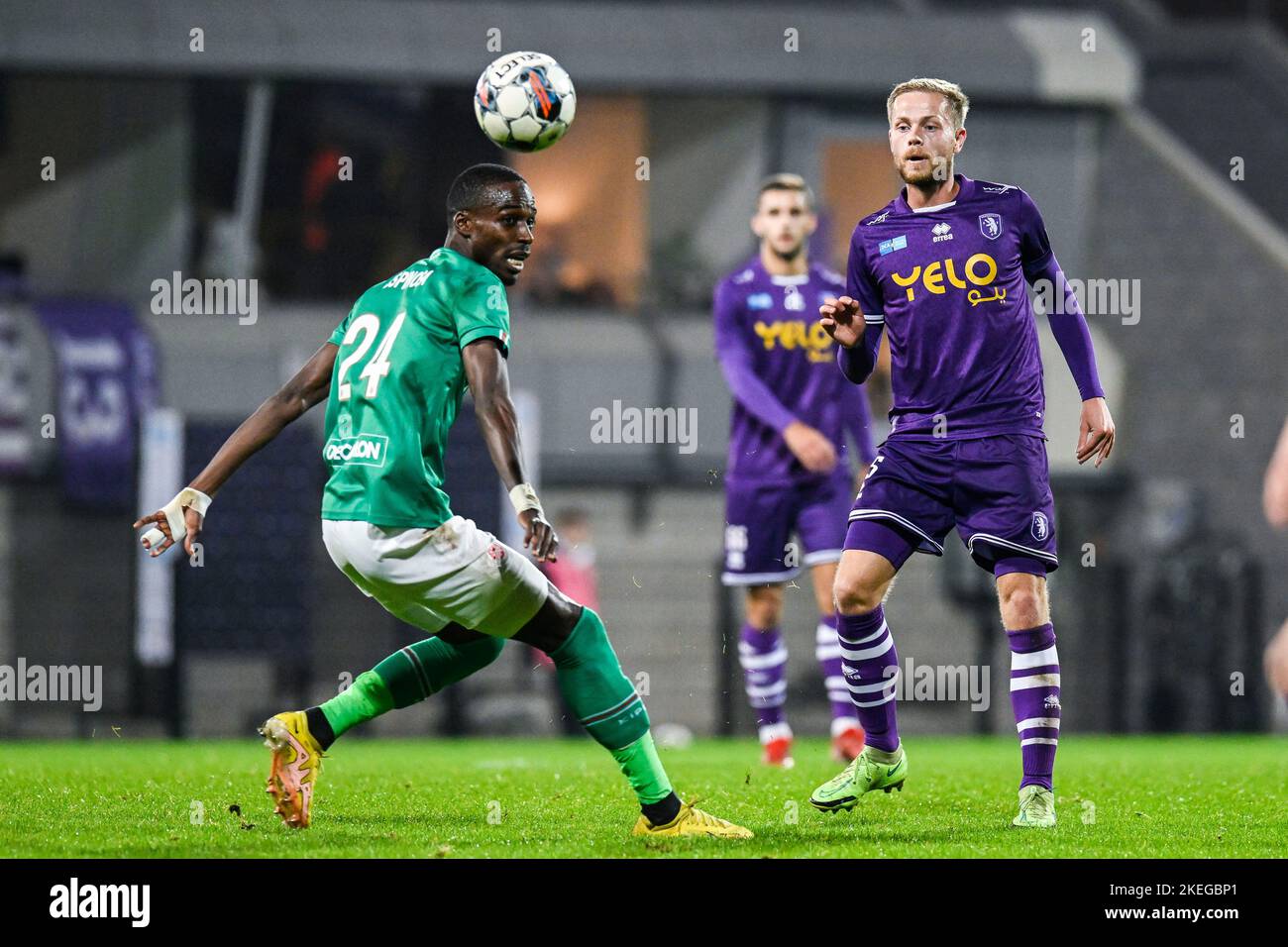 Virton's Patric Espinosa and Beerschot's Dante Rigo pictured in action ...