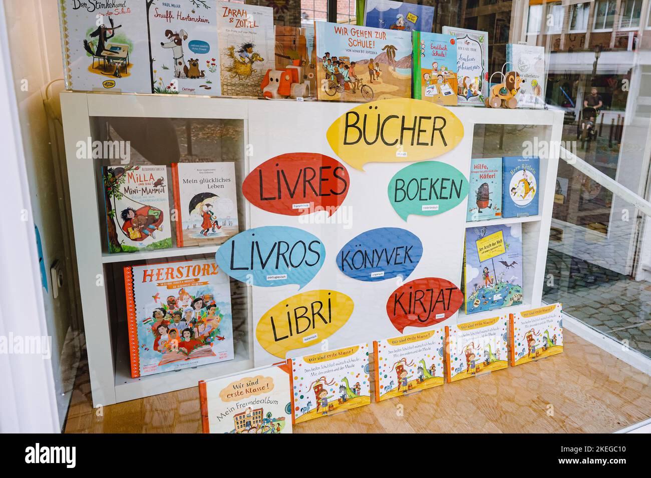25 July 2022, Munster, Germany: Showcase of a children bookstore with ...