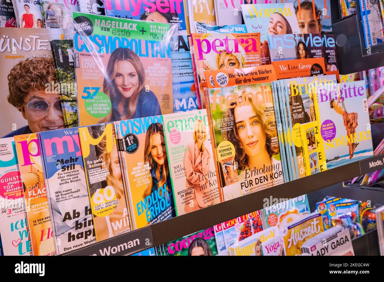 25 July 2022, Munster, Germany: A lot of fashion magazines, tabloids ...