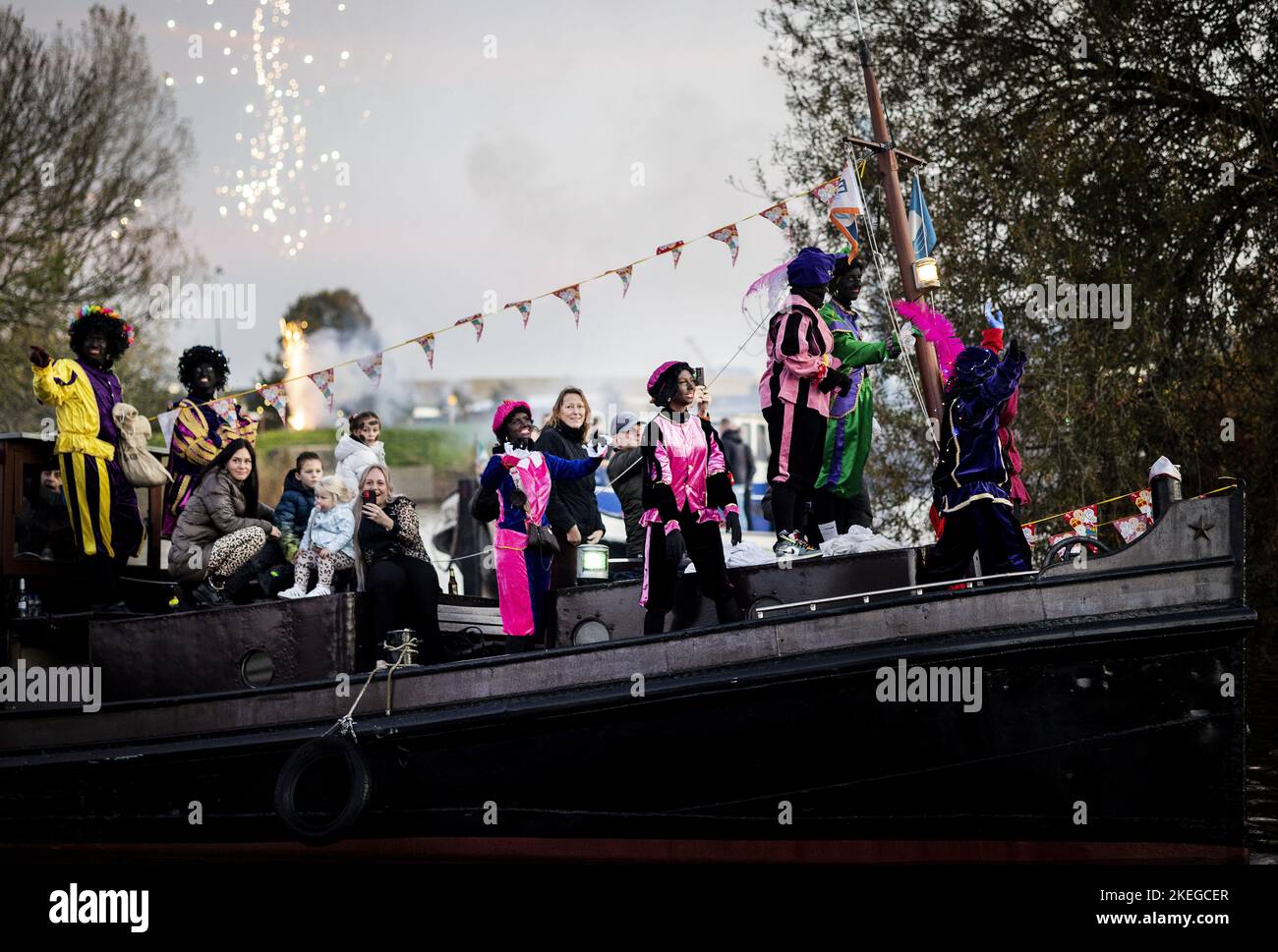 2022-11-12 17:05:33 Westzaan - Sinterklaas and Zwarte Piet arrive at ...
