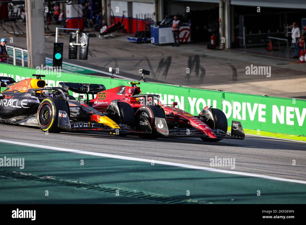 Ferrari formula 1 overtaking hi-res stock photography and images - Alamy