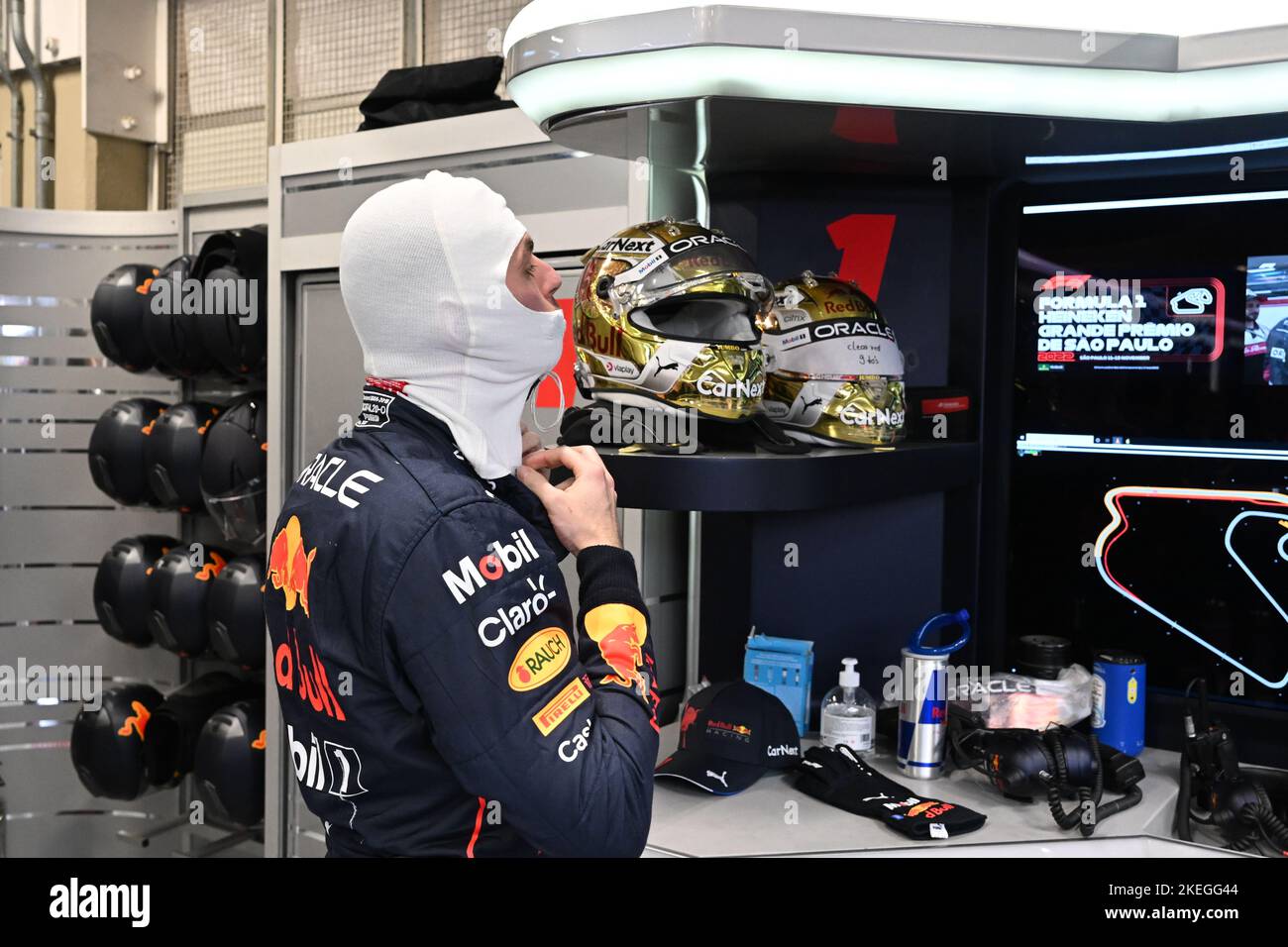 helmet, casque, VERSTAPPEN Max (ned), Red Bull Racing RB18, portrait ...