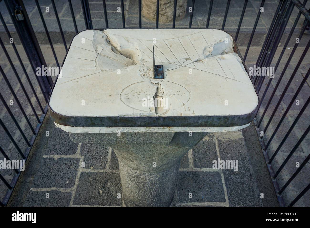 A sundial in Diyarbakir Grand Mosque in Diyarbakir, Turkey Stock Photo ...