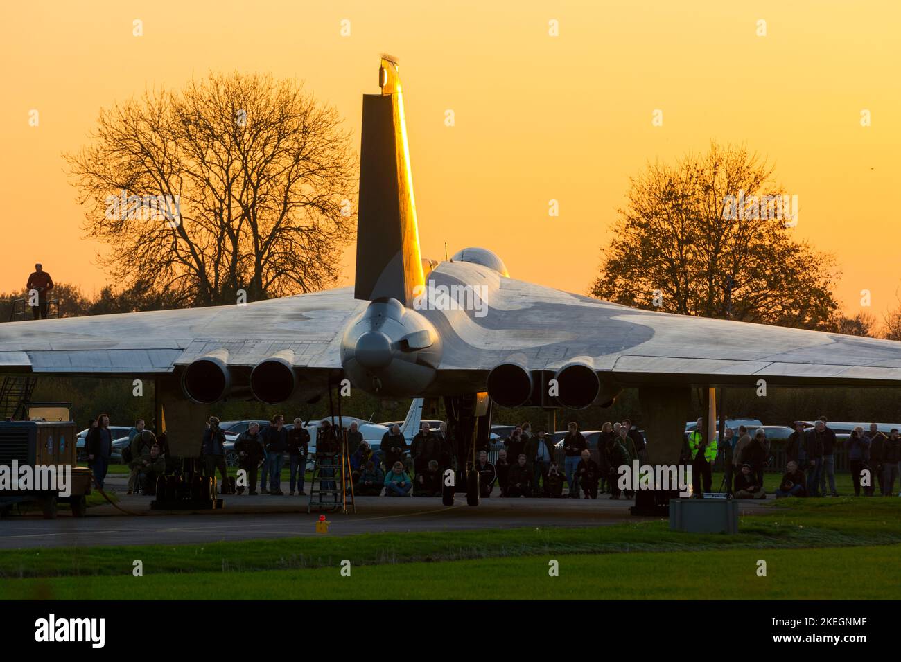 Avro Vulcan B Mk2 XM655 at sunset, Wellesbourne Airfield, Warwickshire ...