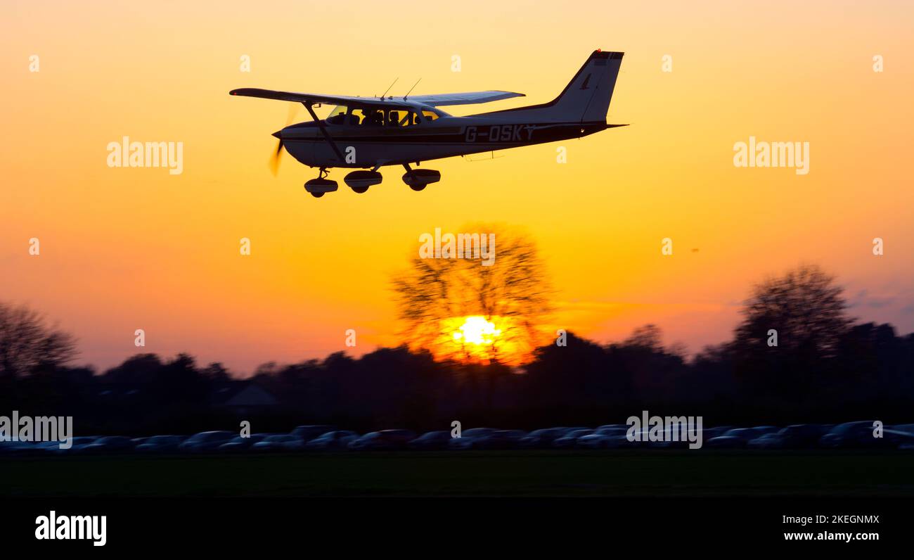 Cessna 172 skyhawk landing hi-res stock photography and images - Alamy