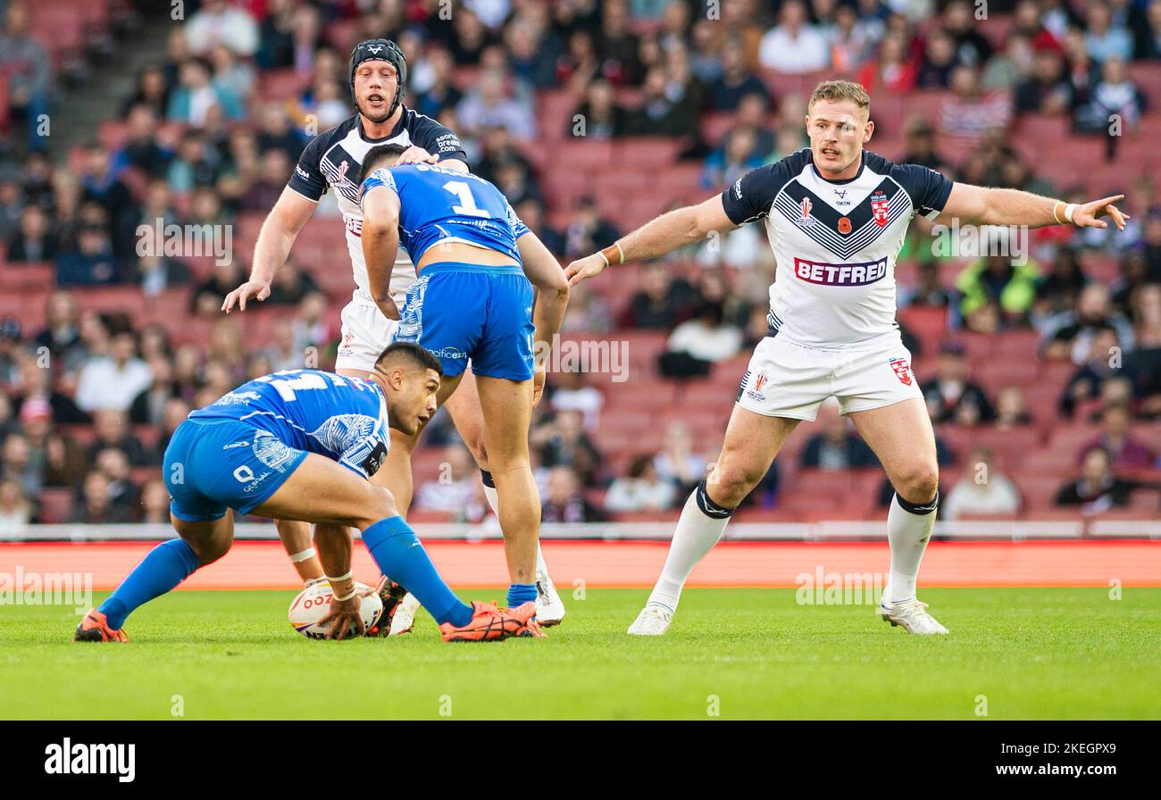 London ENGLAND - NOVEMBER 12. Fa'amanu Brown of Samoa passes the ball ...