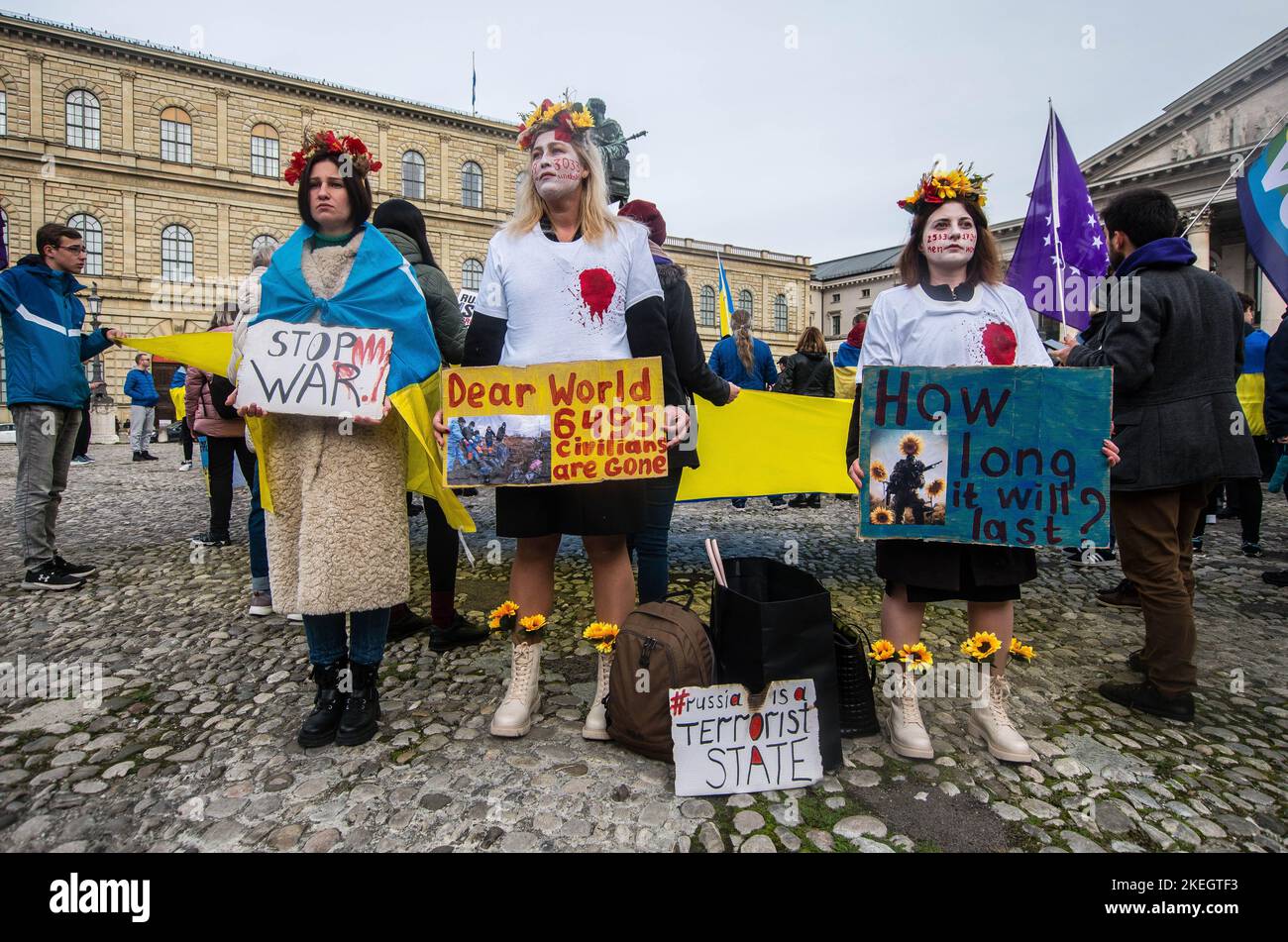 Weapons defensive arms helmets hi-res stock photography and images - Alamy