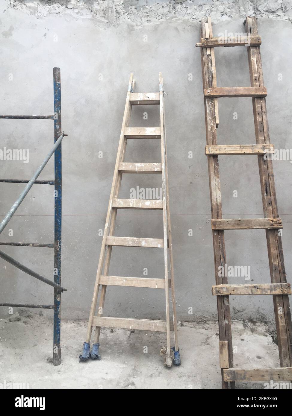Construction worker climbing scaffolding hi-res stock photography and ...
