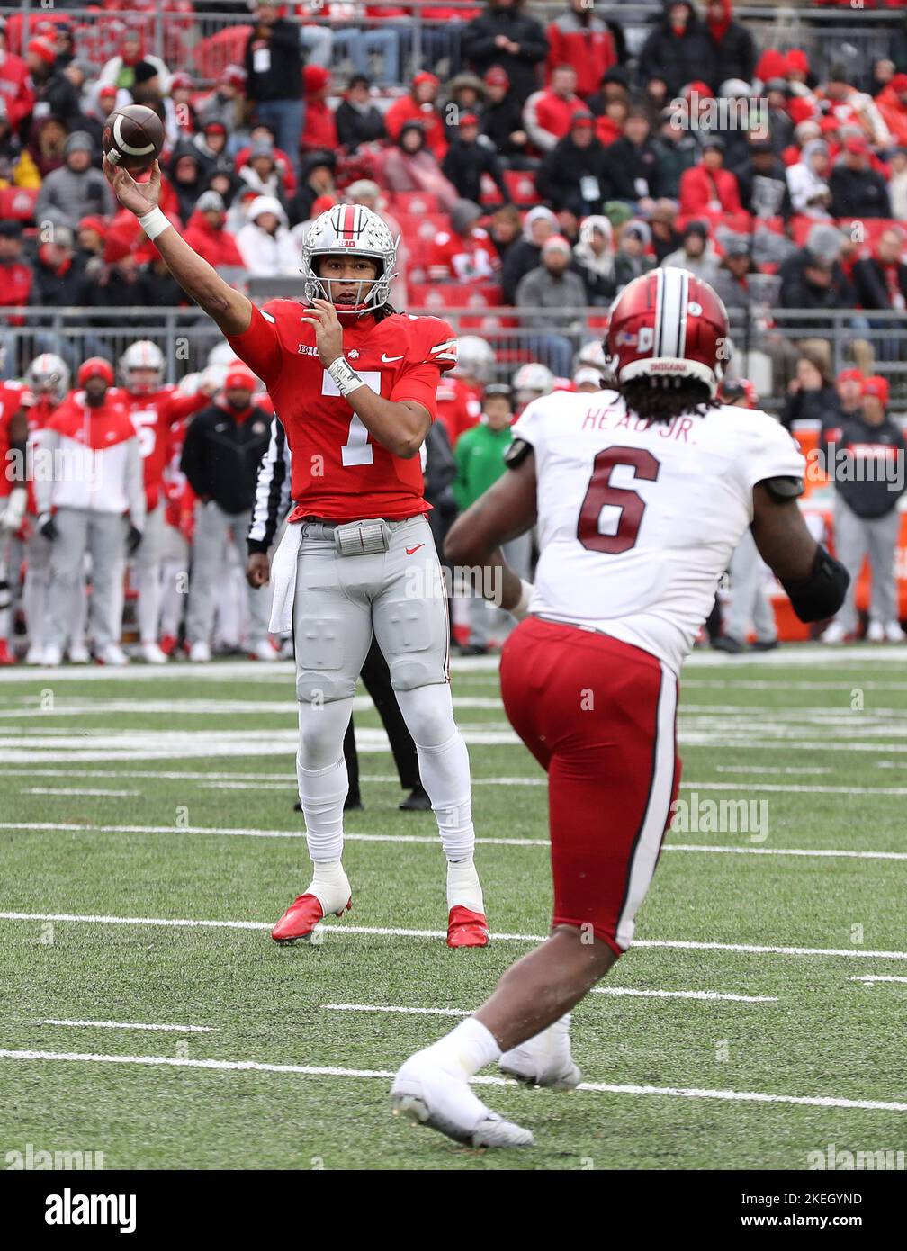 Throws touch down pass hi-res stock photography and images - Alamy