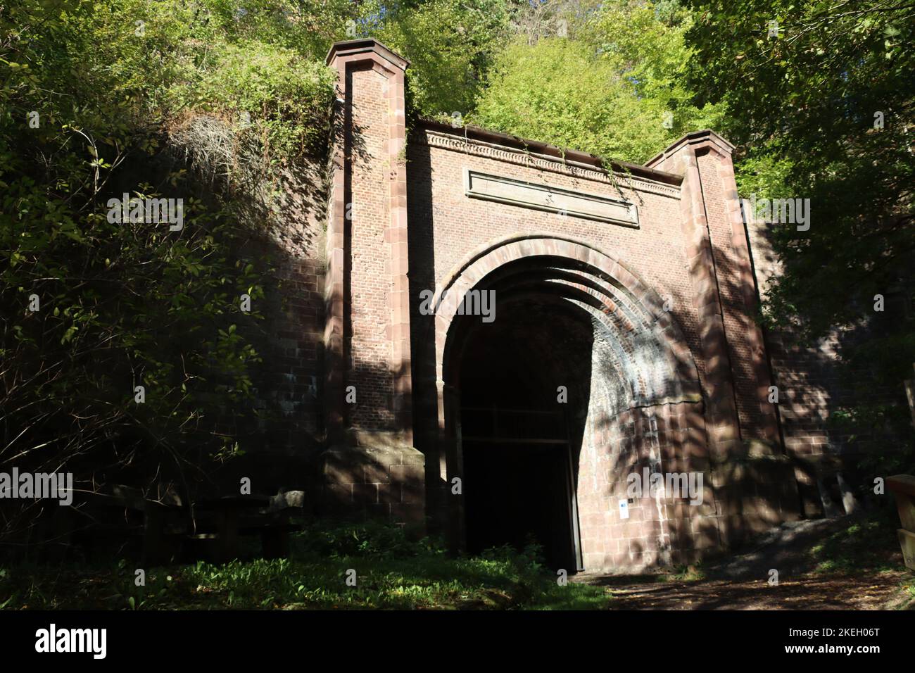 Südportal des Deisener Tunnel auf der stillgelegten Strecke der ...