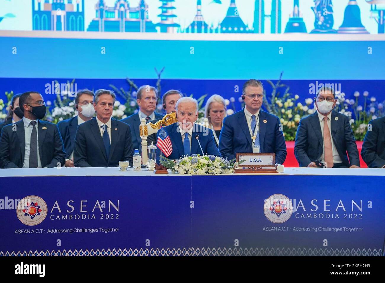 Phnom Penh, Cambodia. 12th Nov, 2022. US President Joe Biden (C) speaks ...