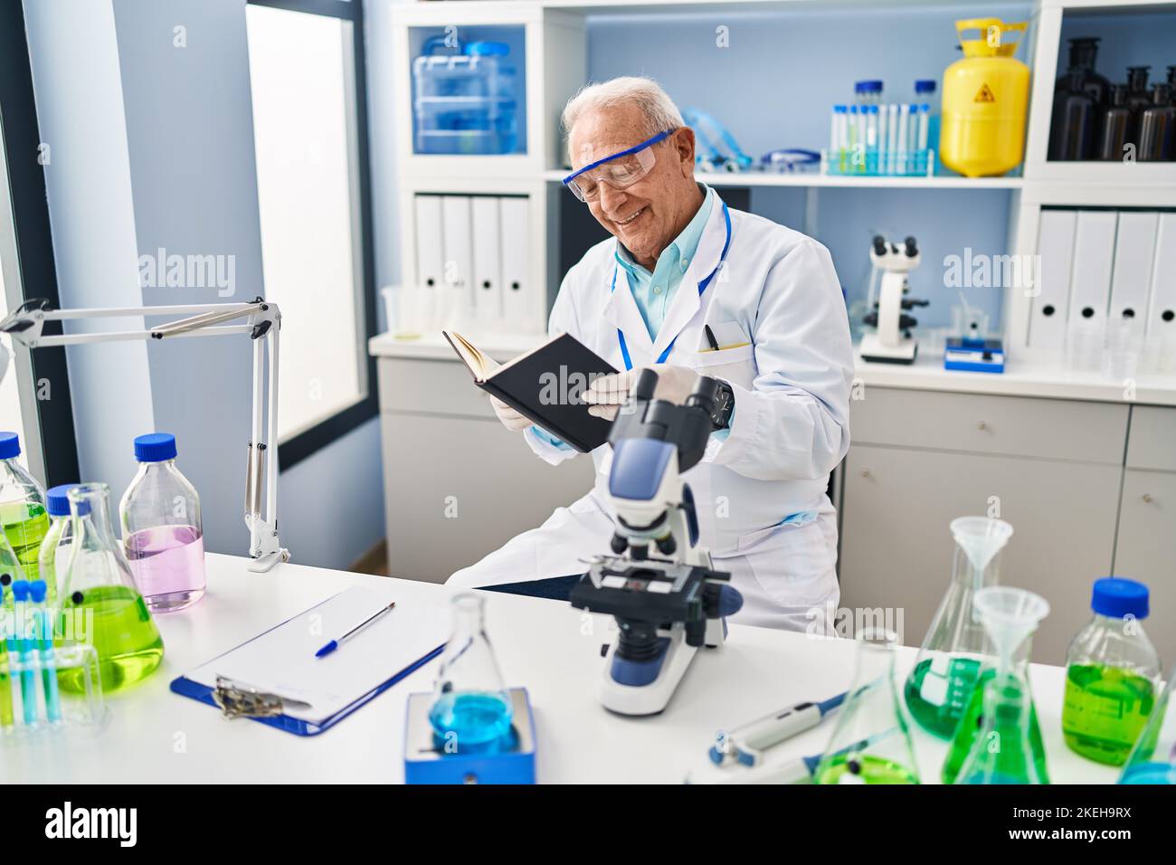 Old man reading book scientist hi-res stock photography and images - Alamy