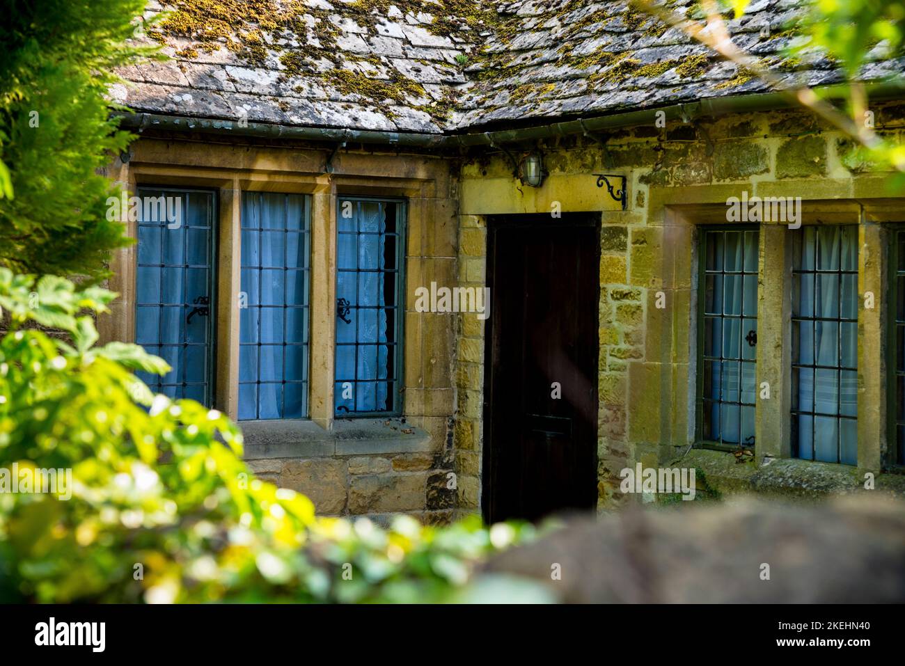 Mullioned windows in a small courtyard, Broadway, the Cotswolds ...