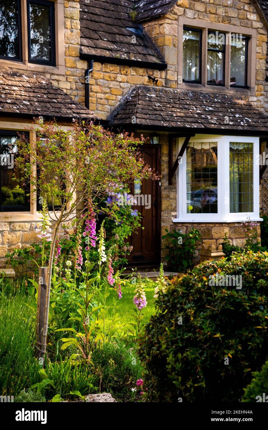 English slate roof hi-res stock photography and images - Alamy