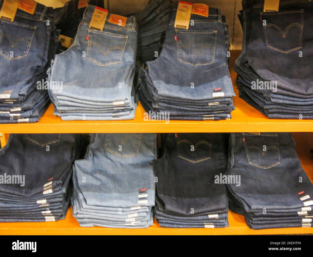 Jeans table display hi-res stock photography and images - Alamy