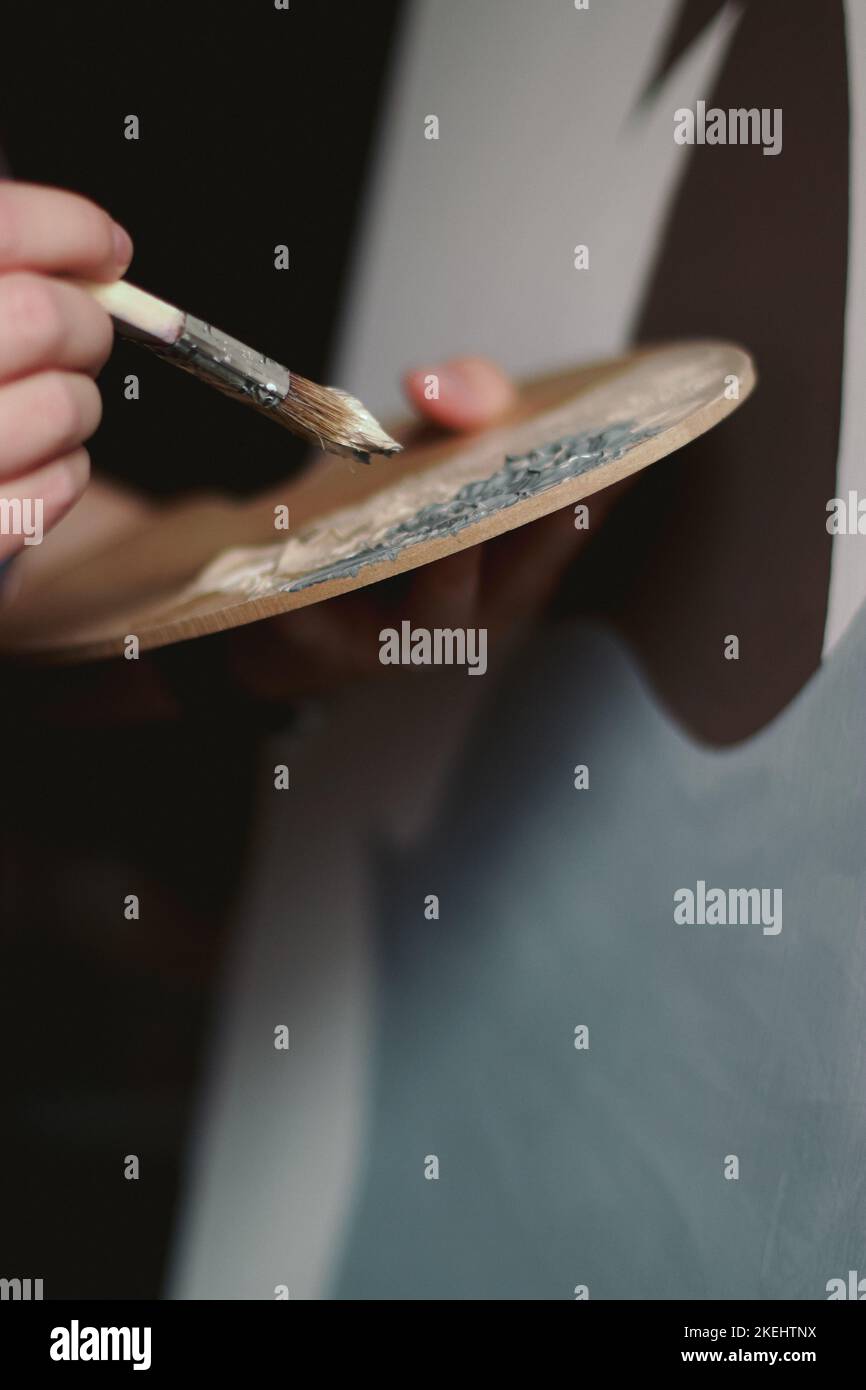 close up of hands of an artist with paint palette and brushes Stock ...