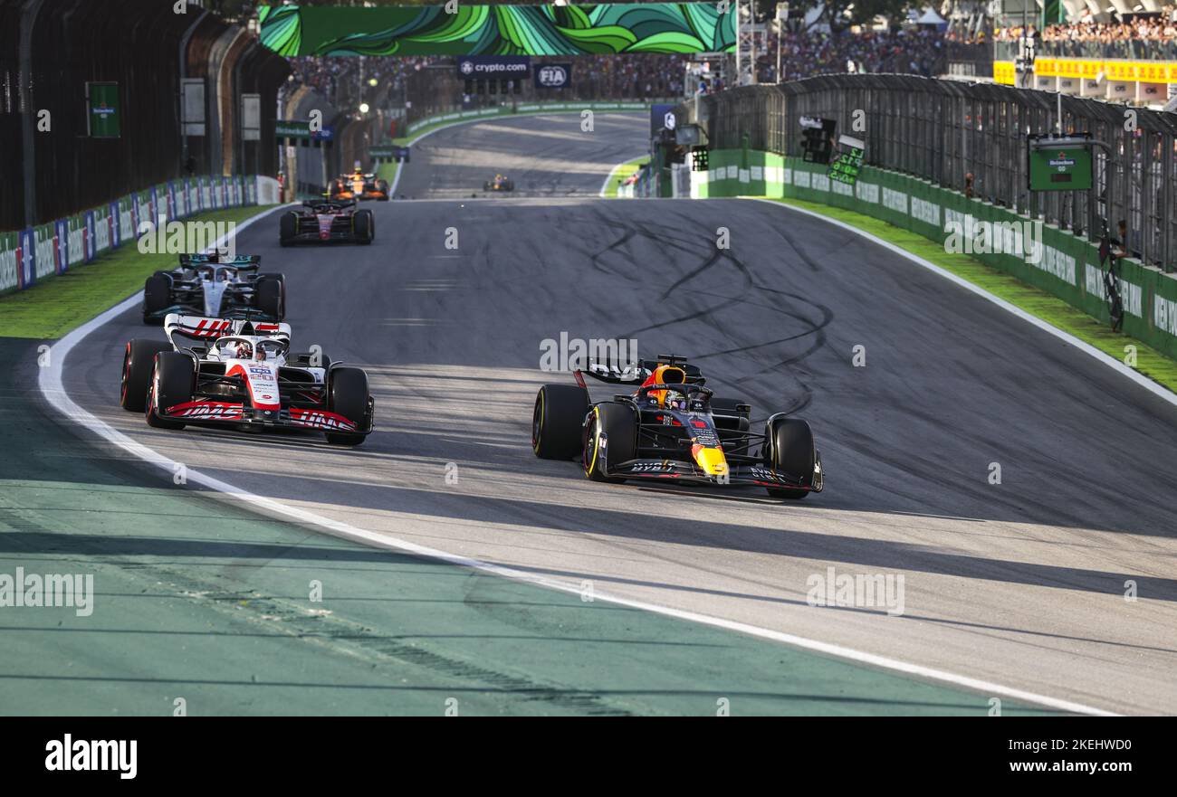 Ferrari formula 1 overtaking hi-res stock photography and images - Alamy