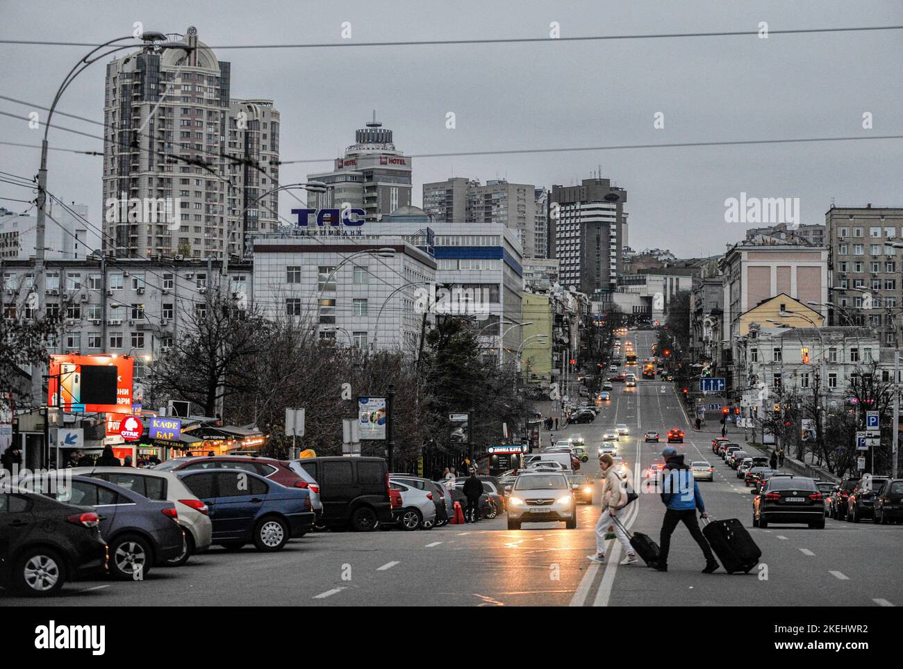 Kyiv, Ukraine. 12th Nov, 2022. People are crossing the road in Kyiv ...