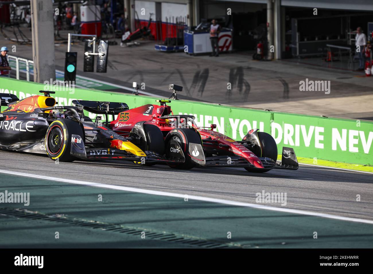 Ferrari formula 1 overtaking hi-res stock photography and images - Alamy