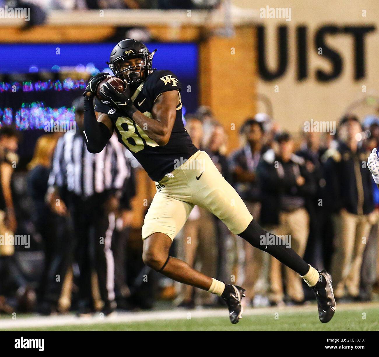 November 12, 2022: Wake Forest freshman Michael Frogge (86) catches the ...