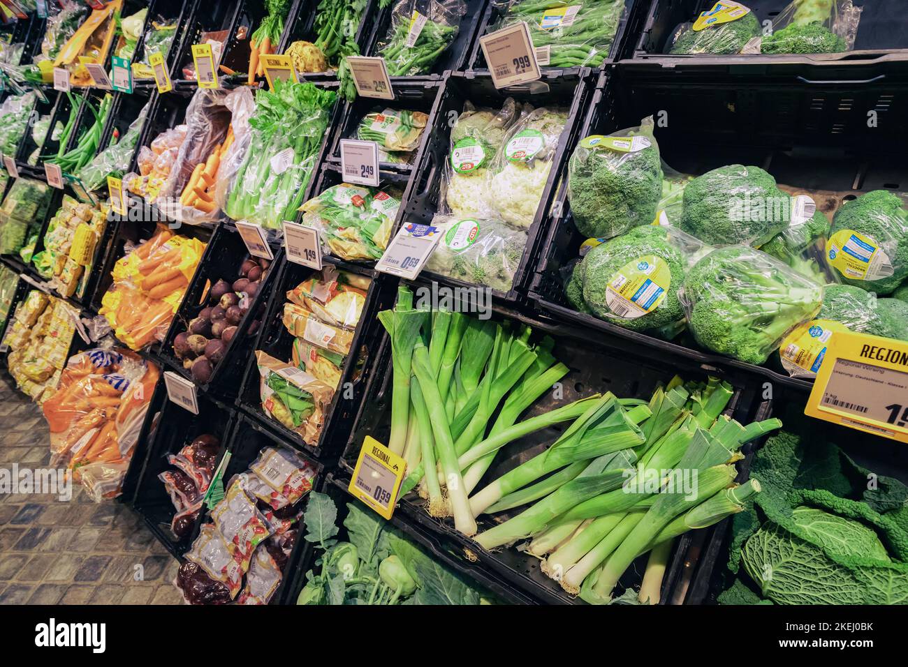 25 July 2022, Munster, Germany: Green vegetables on the supermarket ...