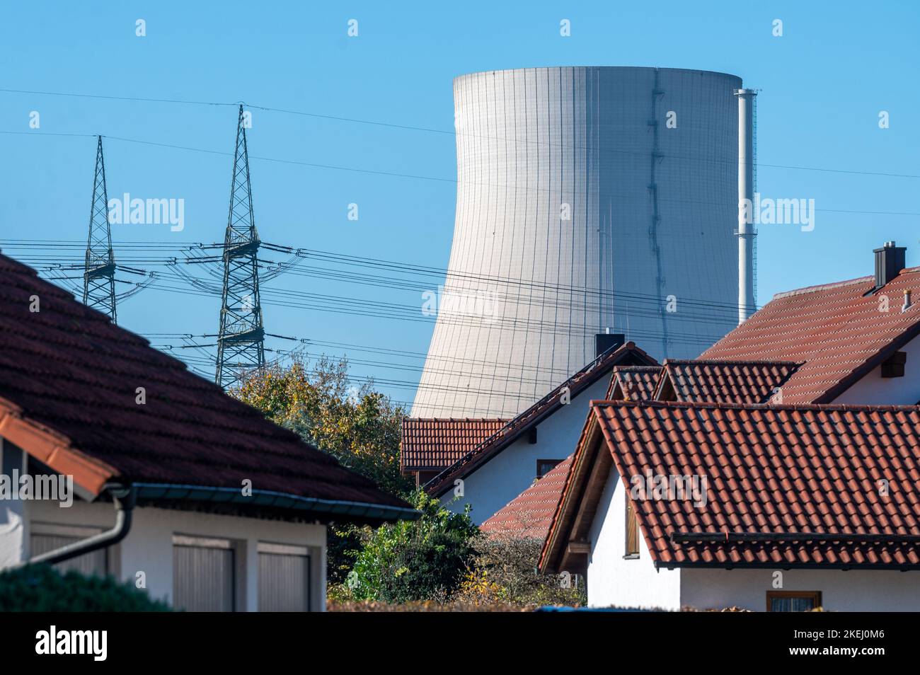 Niederaichbach, Germany. 27th Oct, 2022. The cooling tower of the Isar 2. nuclear power plant ...