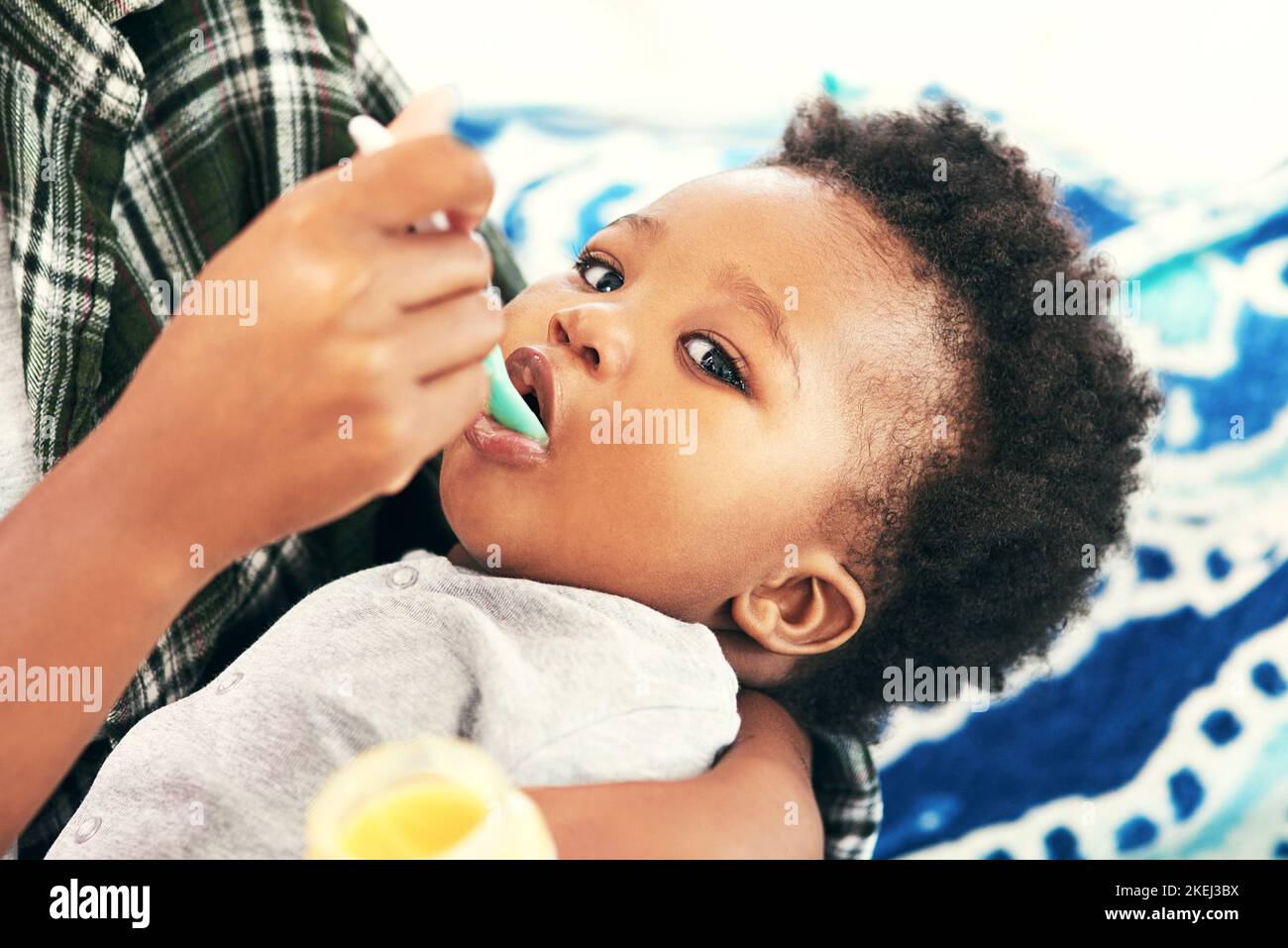 Mom feeding child hi-res stock photography and images - Alamy