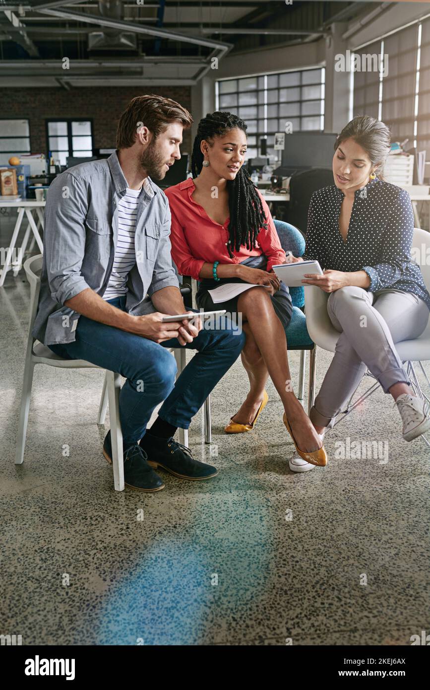 Having an idea gathering session. a group of colleagues having a ...