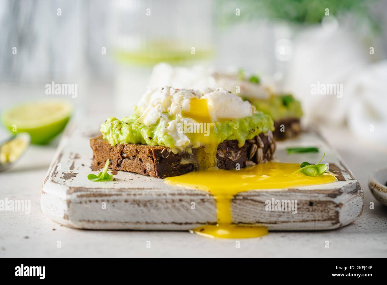 Avocado toast with poached egg Stock Photo - Alamy
