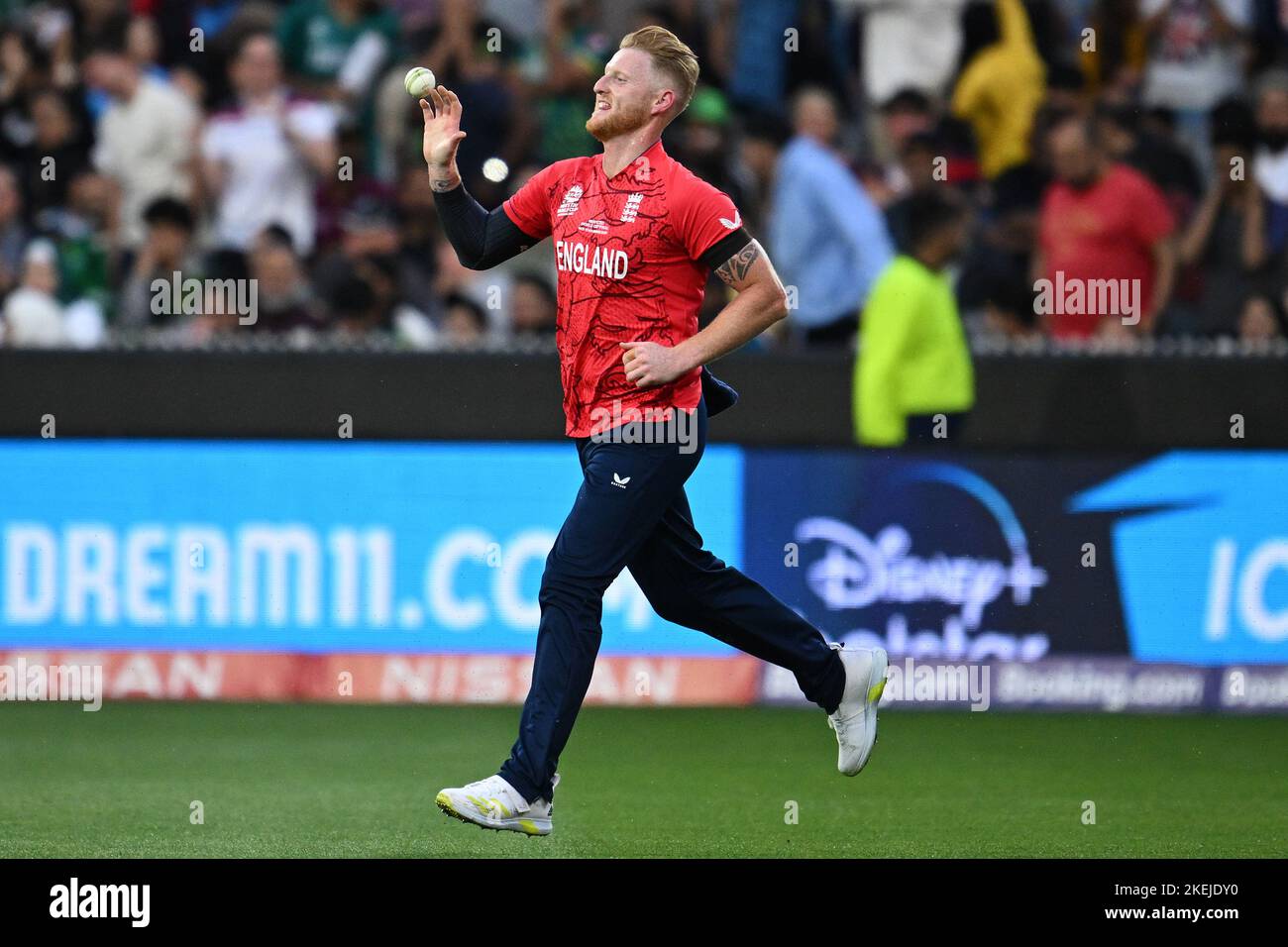 England 's Ben Stokes celebrates taking the catch of Pakistan's ...