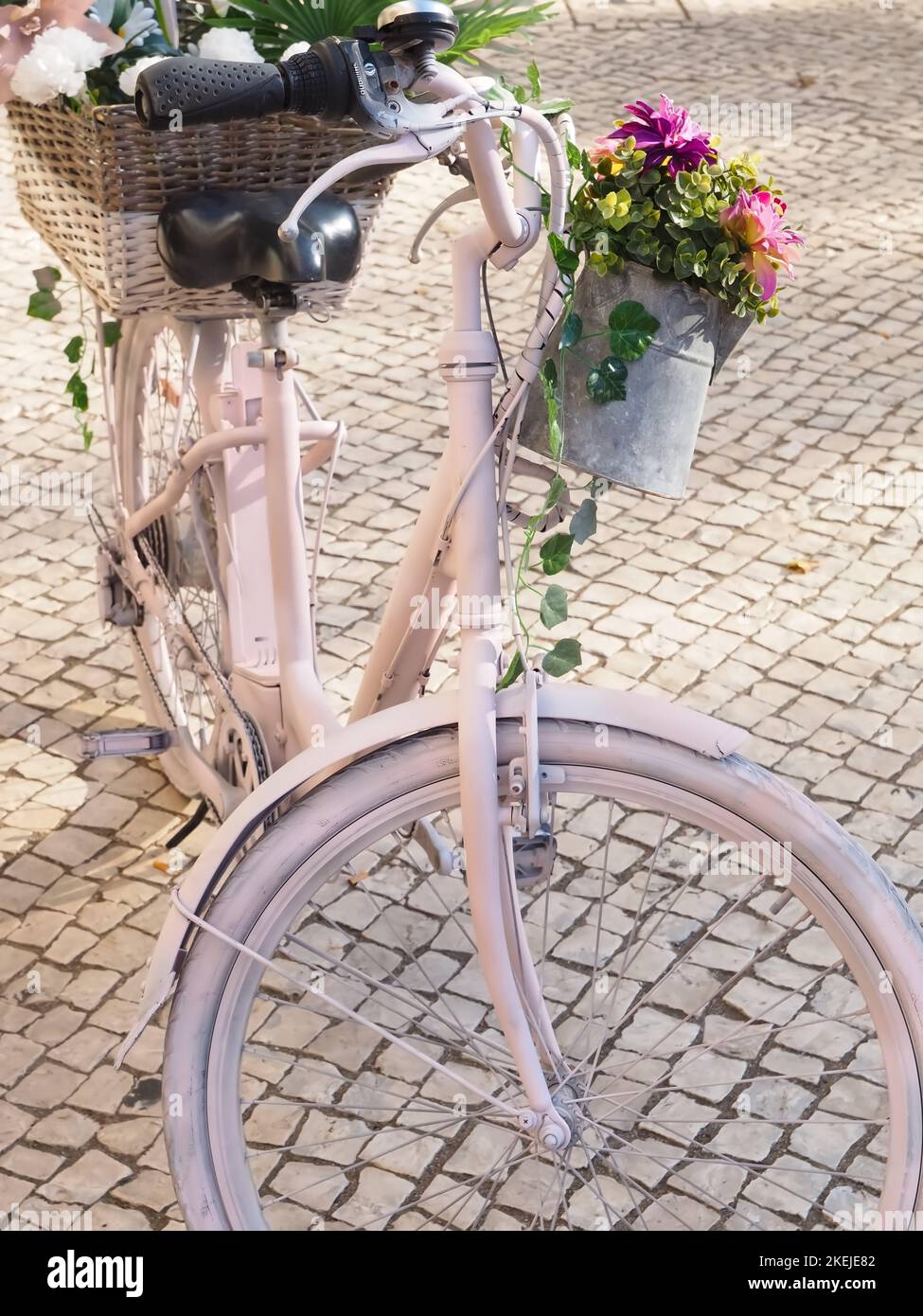 Colourful bicycle basket hi-res stock photography and images - Alamy