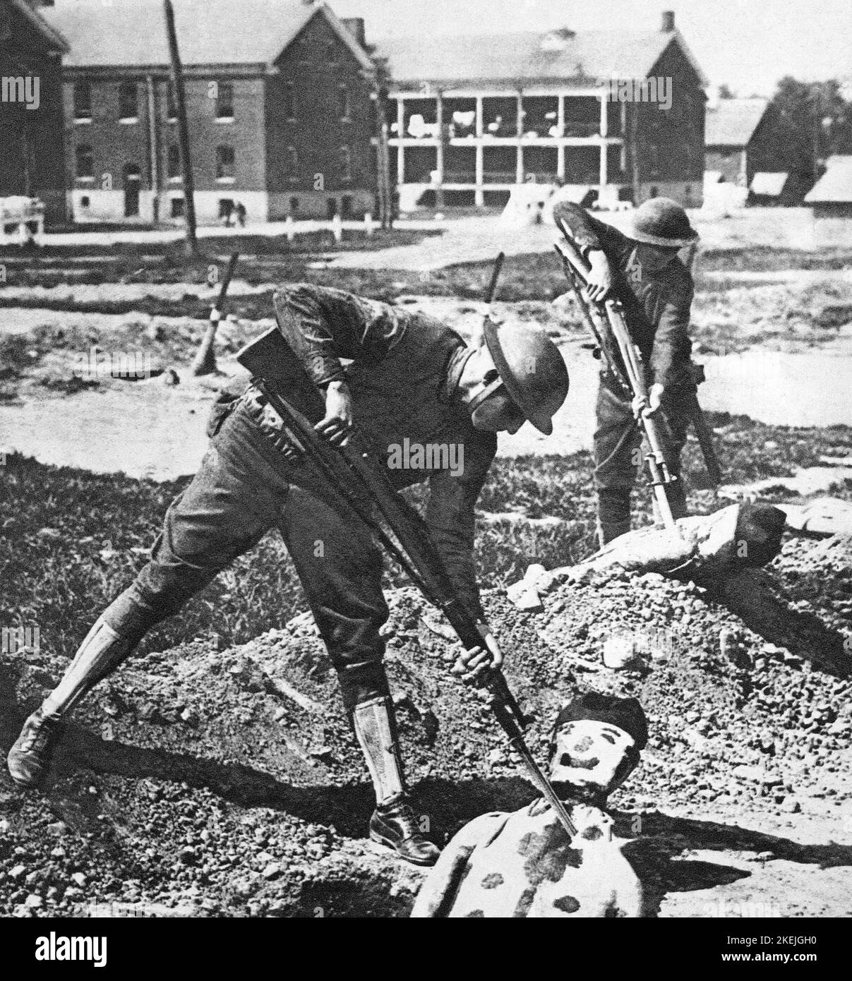 WW1 - 14-18 - Great War - Training of US soldiers to bayonet combat ...