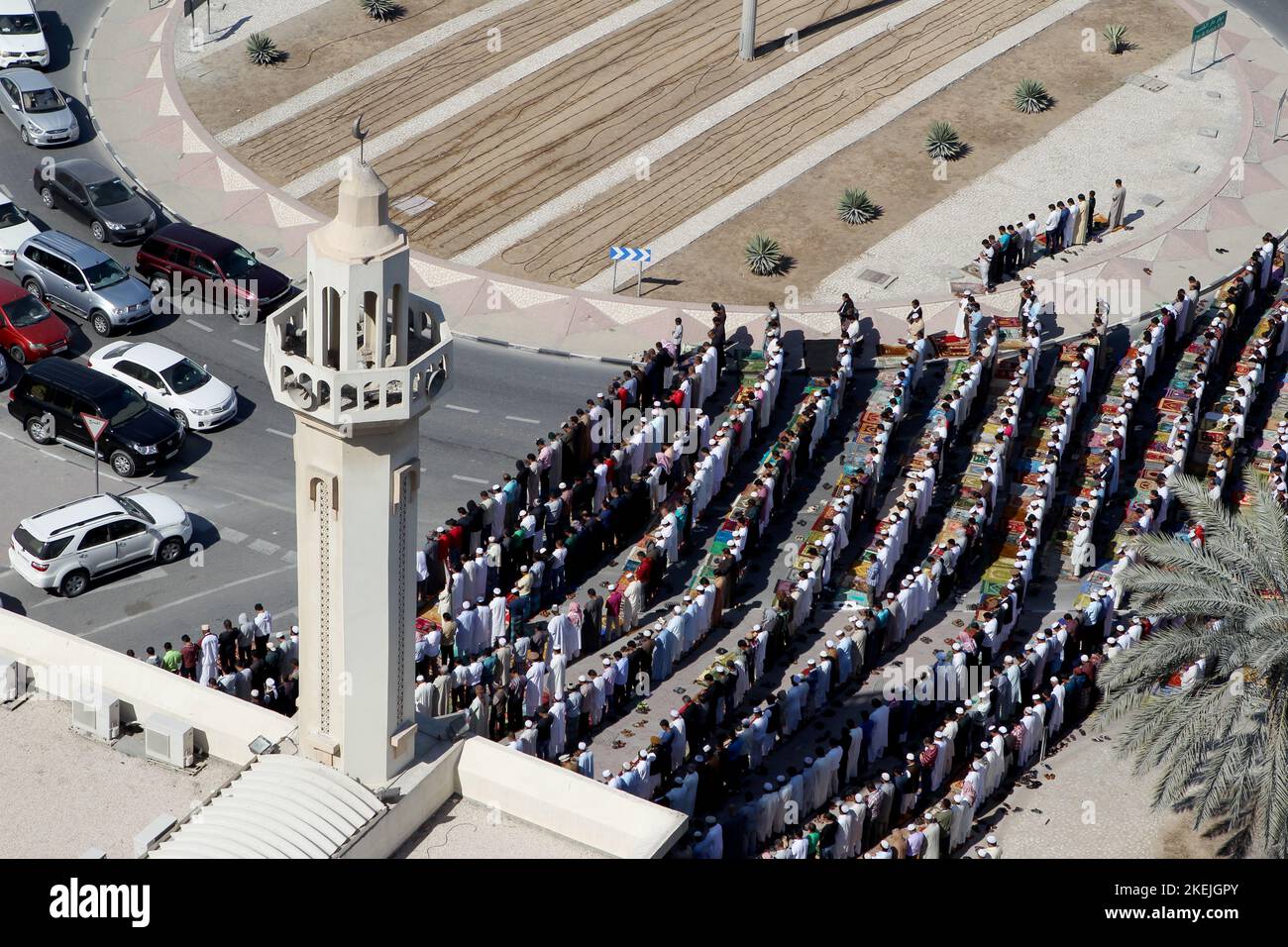 FreitagsGebet vor Moschee im Kreisverkehr © diebilderwelt / Alamy Stock ...