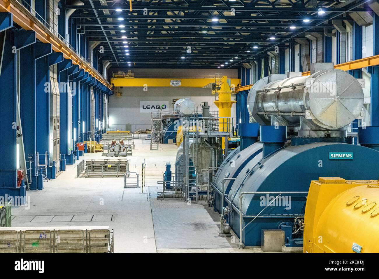 Schwarze Pumpe, Germany. 12th Nov, 2022. View into a generator hall of ...