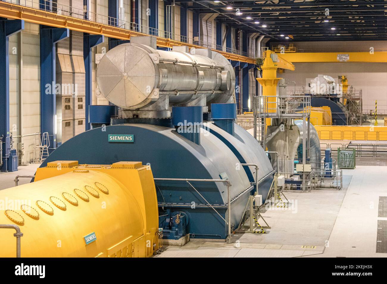 Schwarze Pumpe, Germany. 12th Nov, 2022. View into a generator hall of ...