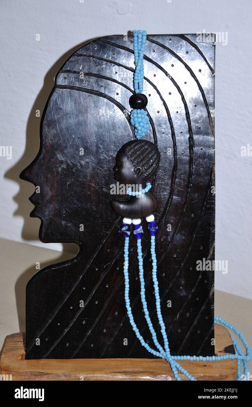 Carved wooden head, Maputo, Mozambique Stock Photo - Alamy