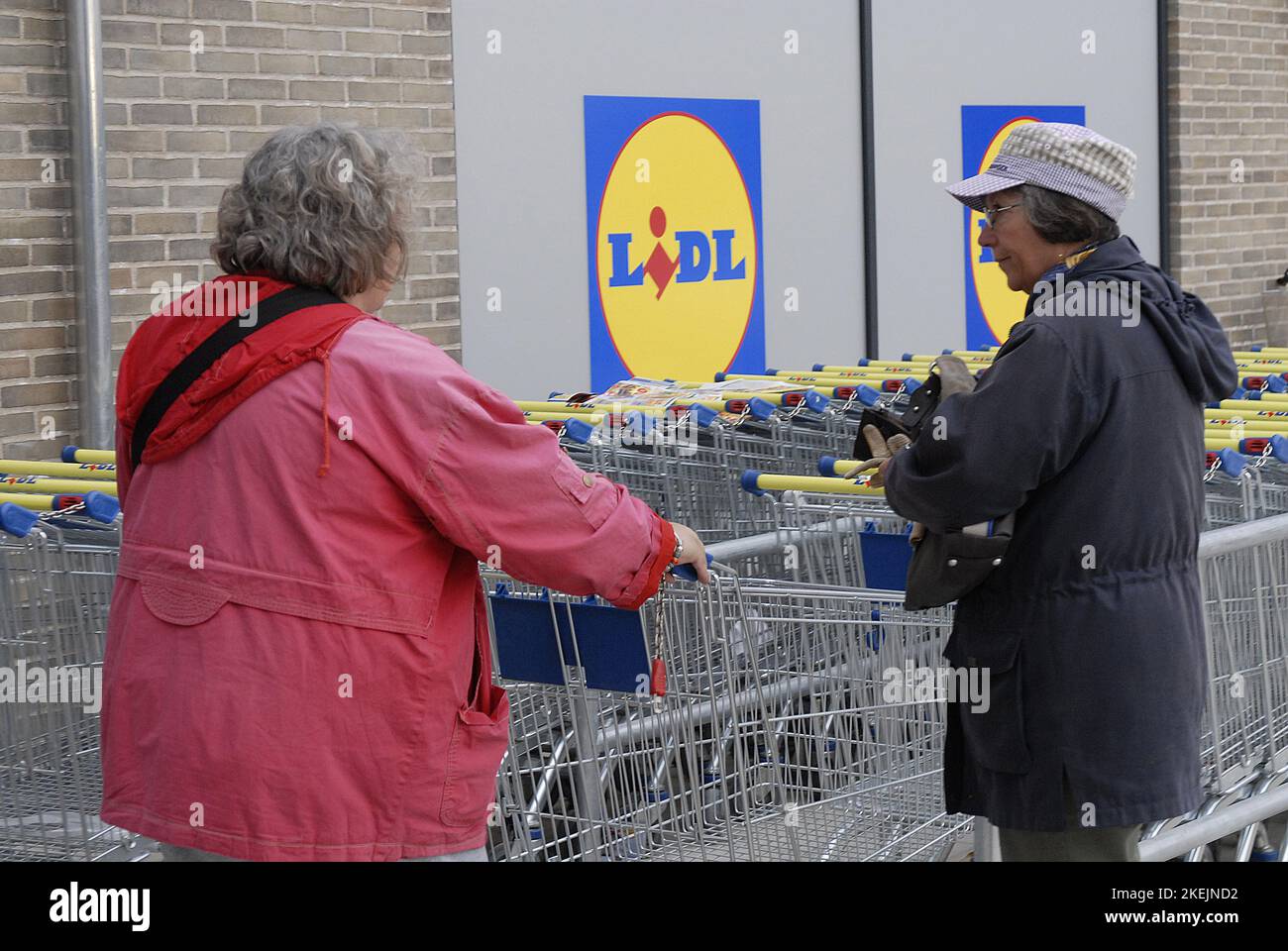 Lidl grocery stoe hi-res stock photography and images - Alamy