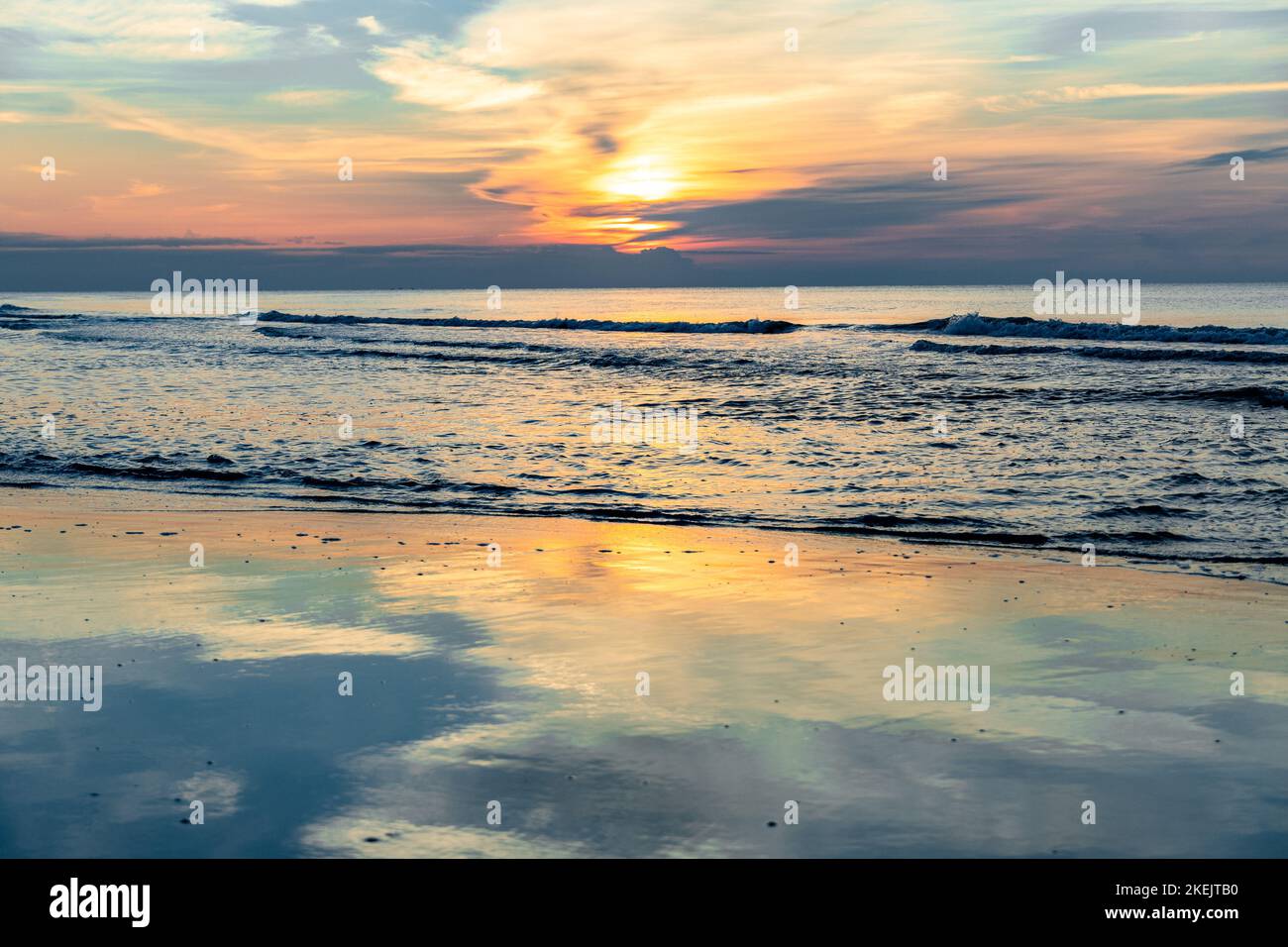 Golden summer sunset over ocean hi-res stock photography and images - Alamy