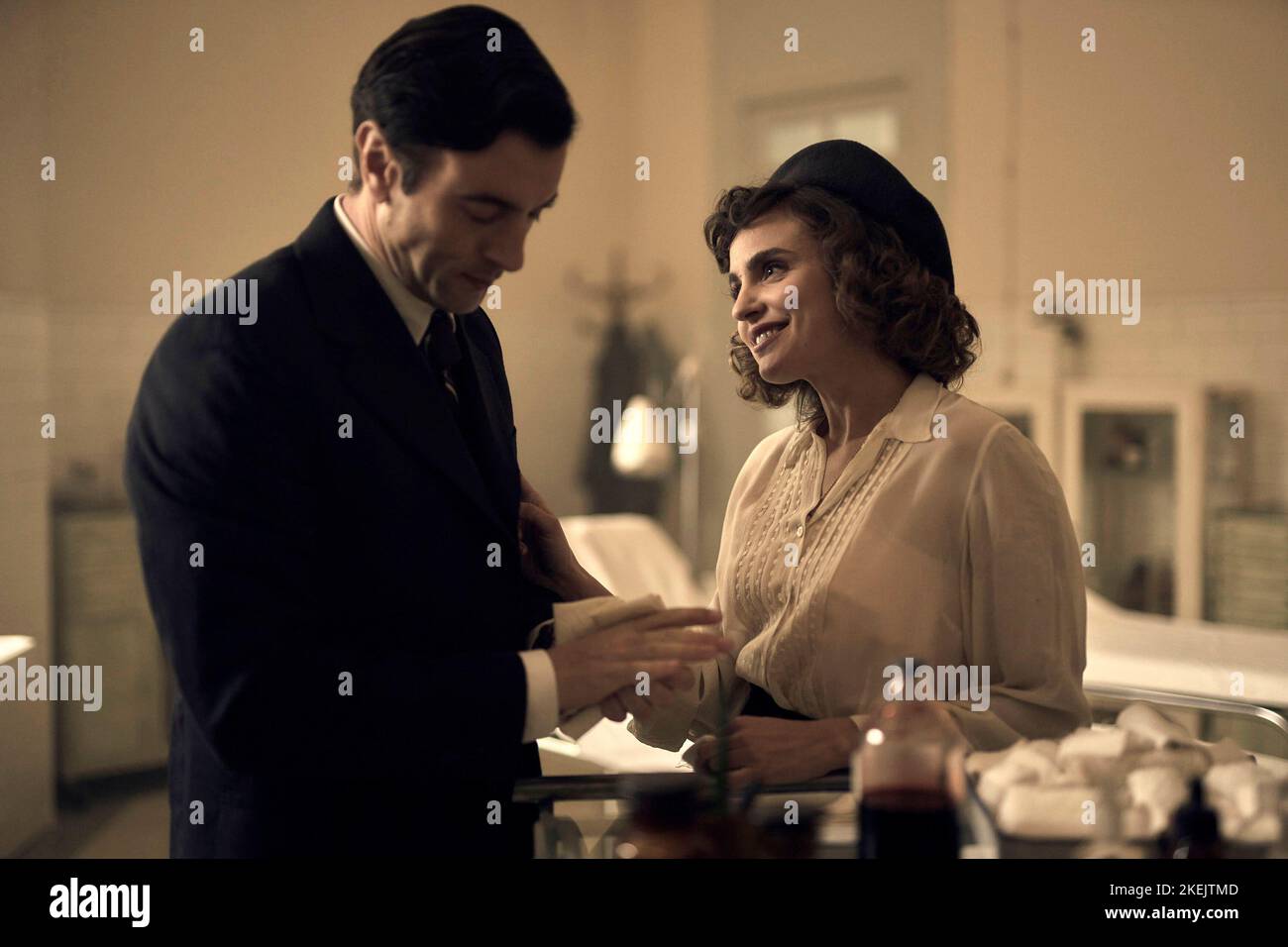 VERONICA ECHEGUI and JAVIER REY in LOS PACIENTES DEL DOCTOR GARCIA ...